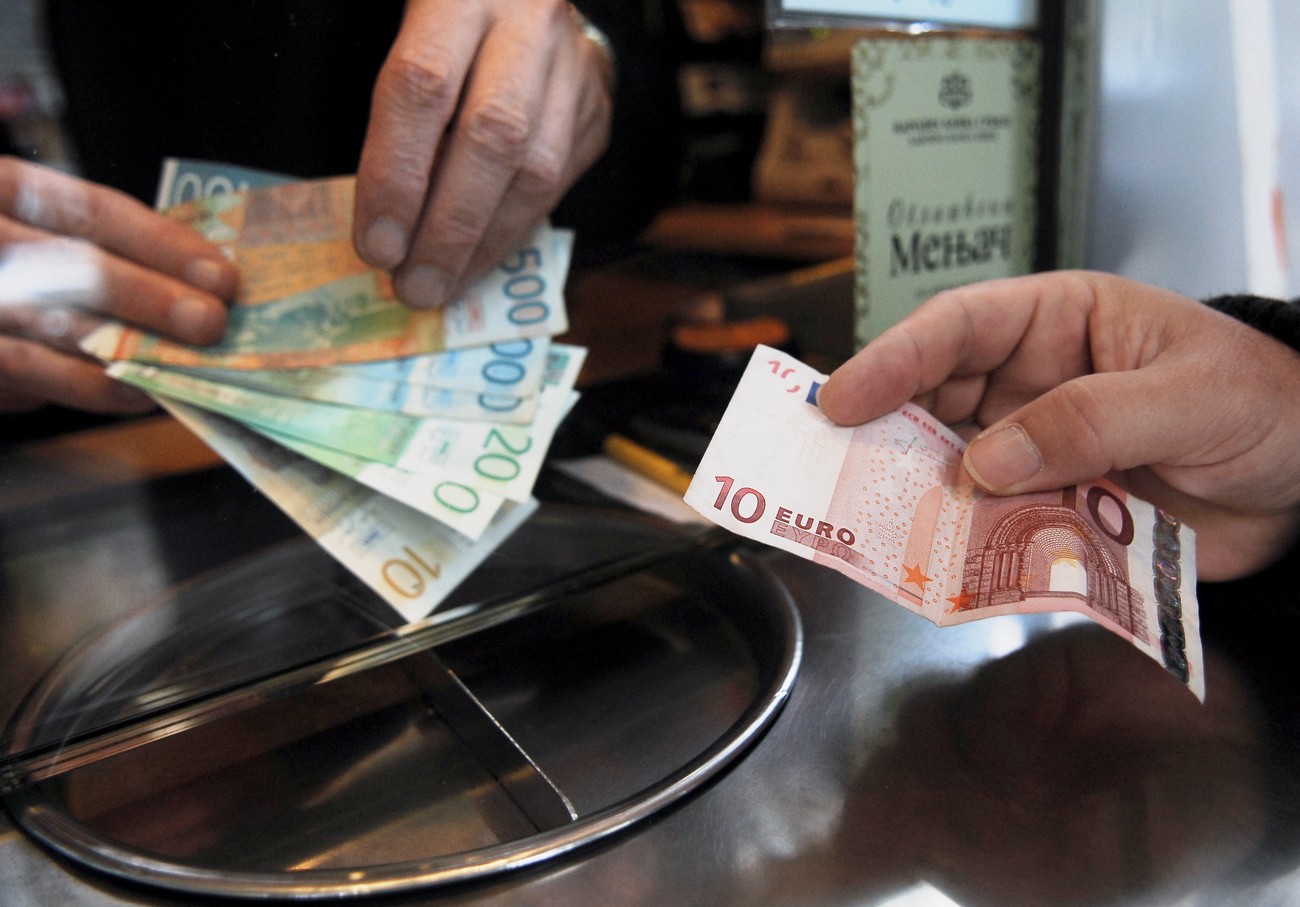 Dinar sutra jači za 32 pare