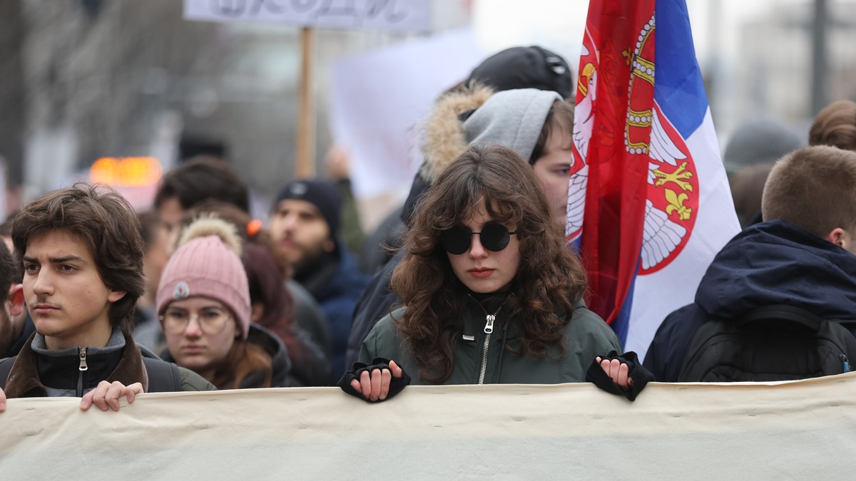 Studenti u blokadi odaju poštu i žrtvama tragedije na Cetinju, ćutanje 27 minuta - Blic