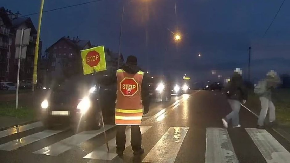 Pan STOPEK i dzieci na przejściu. A kierowca pojechał - Motoryzacja
