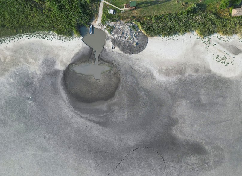 Z powodu piekielnych upałów wyschło jezioro Rusanda w Serbii. Pierwsza ...