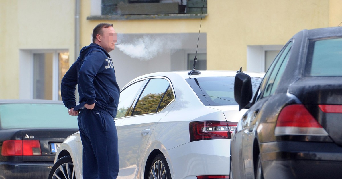 Fura, garsoniera i fajrant w południe. Tak żyje syn posła PiS!