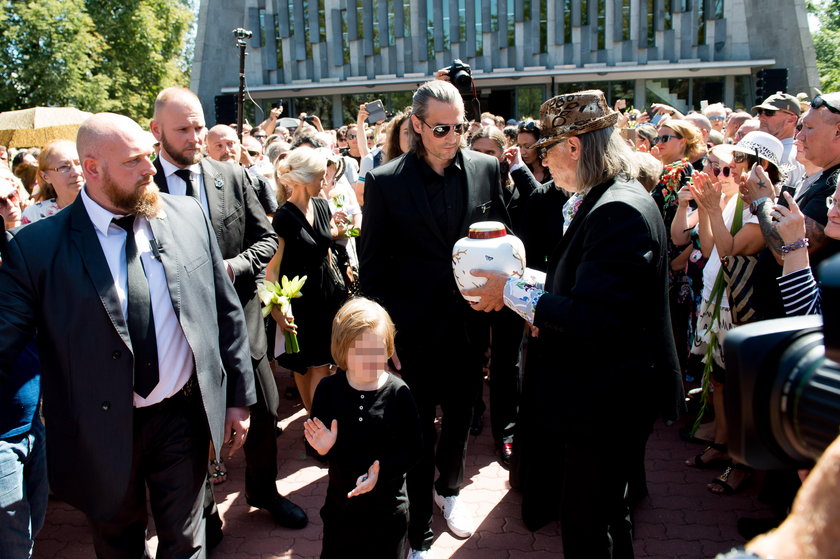 Poruszający moment na pogrzebie Kory. Jej wnuczek przysiadł pod urną