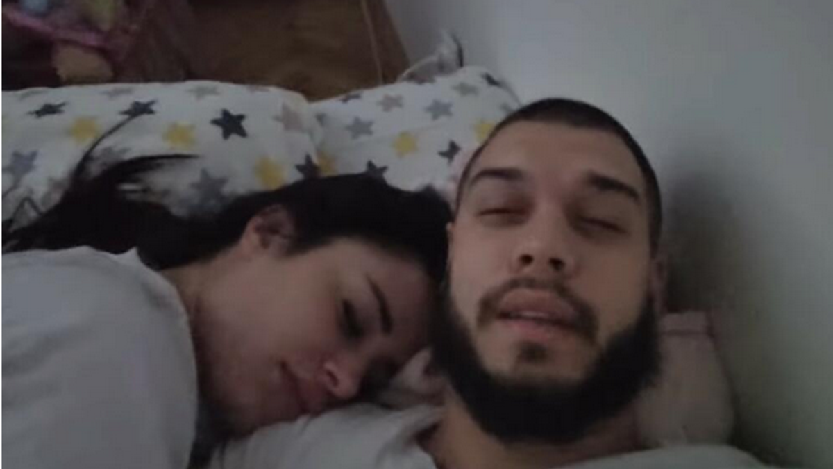 Dejan Dragojević iznenadio devojku, pa se usnimio sa njom u krevetu - Blic