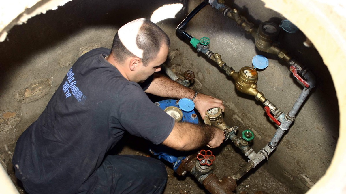 Pukla vodovodna cev, veći deo Leskovca bez vode - Blic