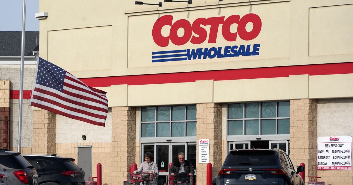 Costco CEO explains how the chain kept prices low as tariffs and egg ...