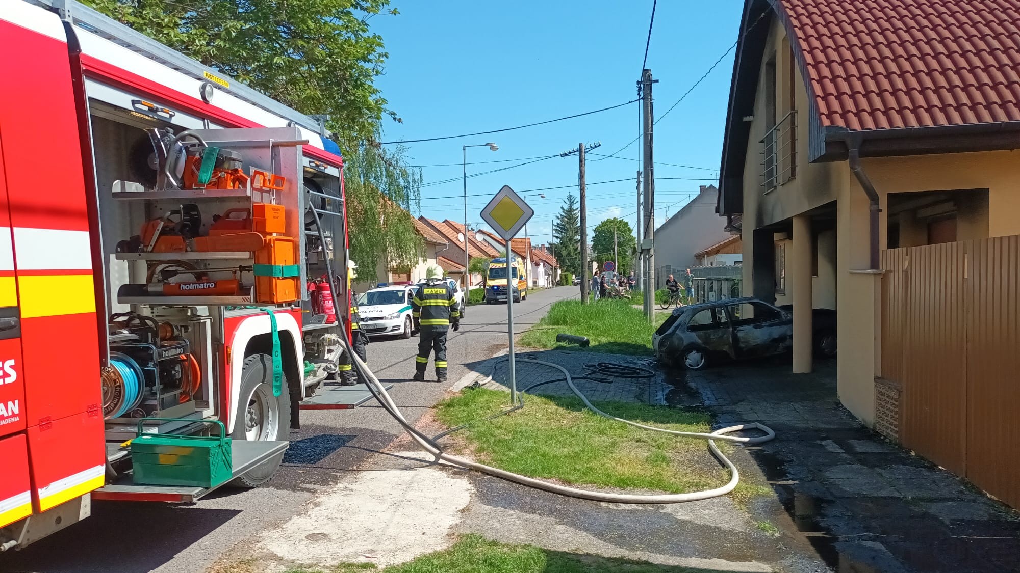 Plamene pohltili auto pred rodinným domom v Leviciach: Zásah hasičov ...