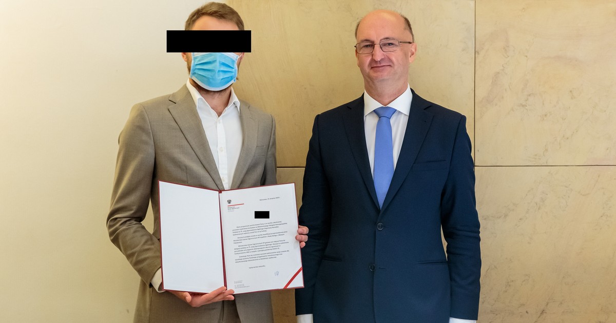 Afera wizowa. Organizacje współpracownika Wawrzyka z milionowymi dotacjami - Wiadomości