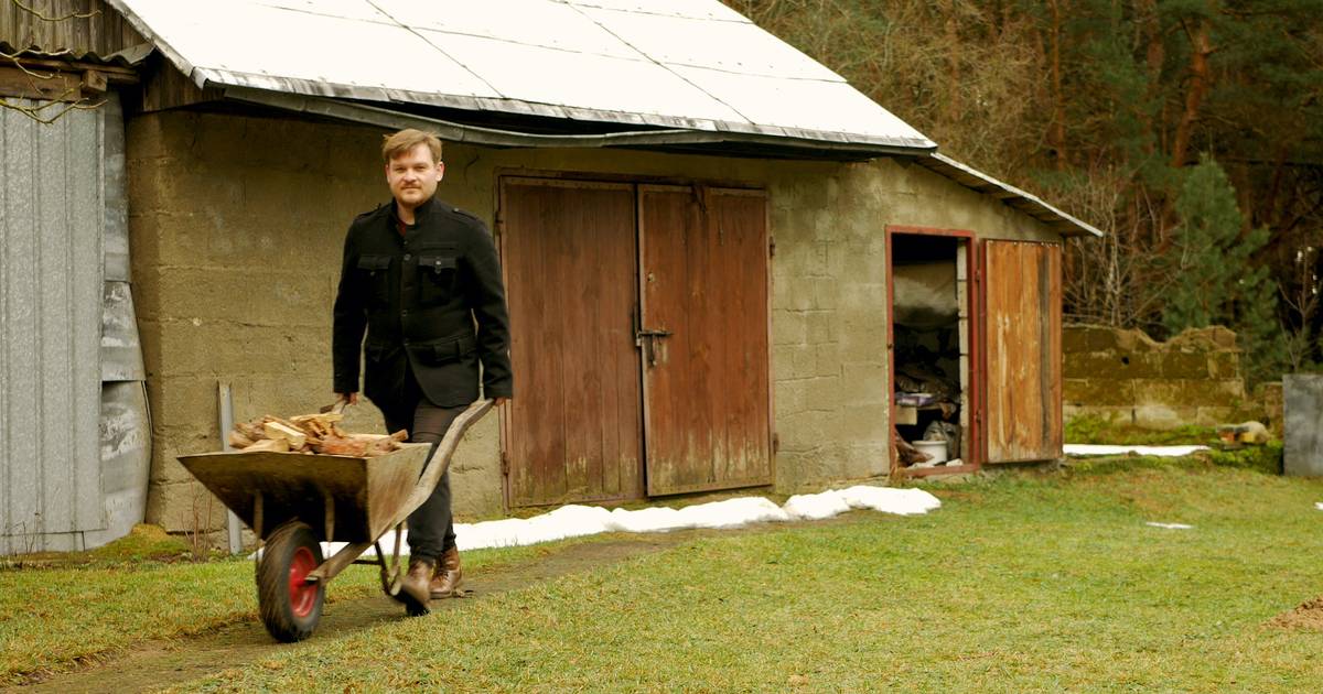 Polscy ruinersi odnawiają dom na wsi. "Trawy nie koszono chyba latami ...