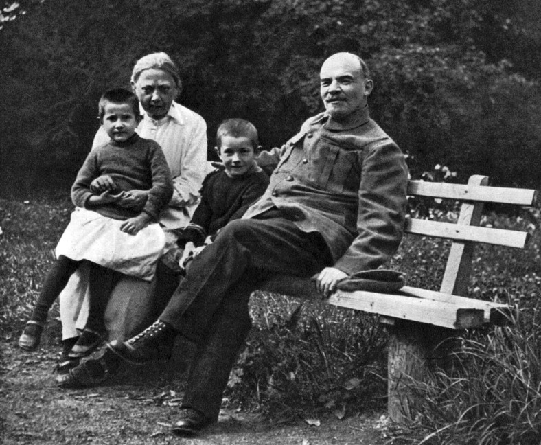 Miłosny trójkąt Lenina - Kobieta