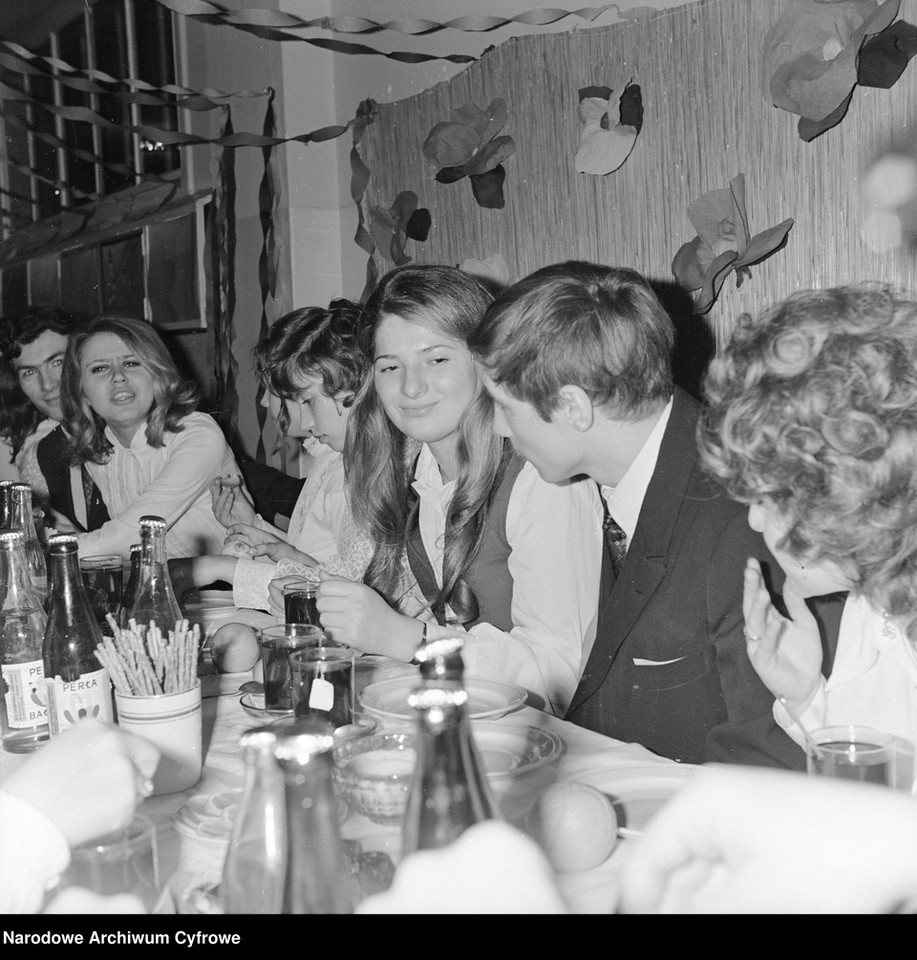Studniówka w PRL-u. Białe bluzki, krótkie krawaty i bal na sali ...