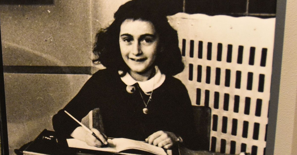 Uśmiechnięta Anna Frank na tandetnych naczyniach. Holenderska firma mierzy się z masowymi ...