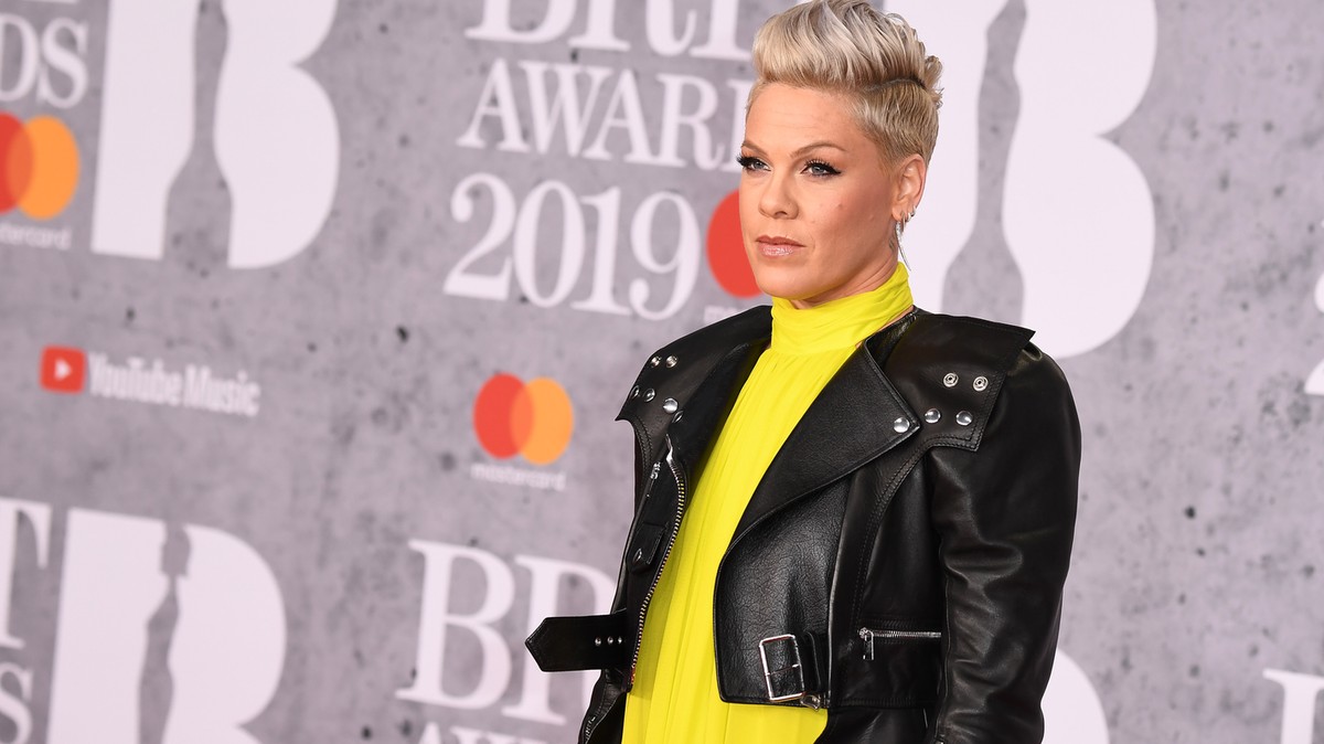 Kivillanó cicik és fenekek: így jelentek meg a világsztárok a BRIT ...