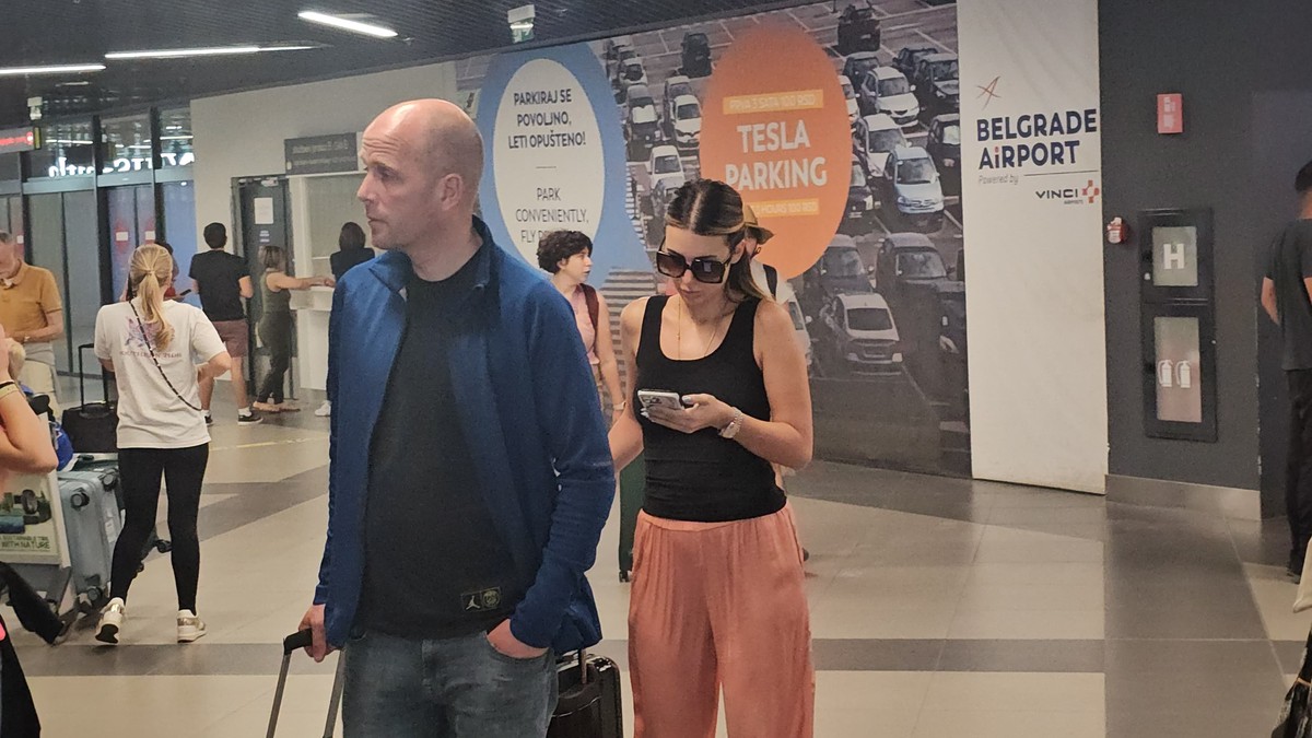 Anastasija Ražnatović stigla u Srbiju: Krije se iza tamnih naočara bez ...