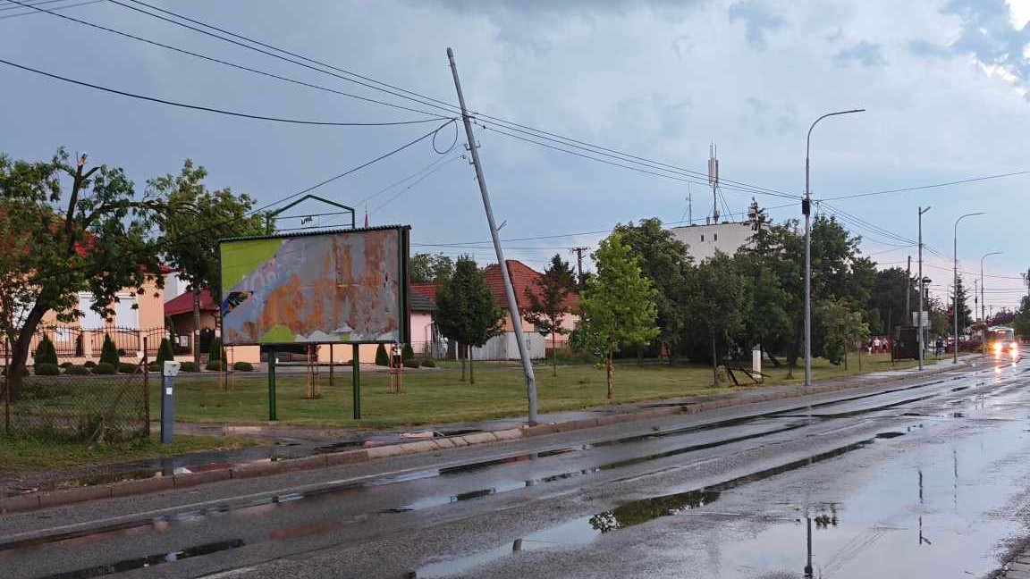 Silné búrky si vyberajú svoju daň: Popadané stromy a konáre komplikujú dopravu na viacerých ...
