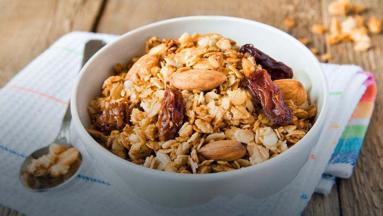 Musli (muesli) - przepis na domowe musli. Jak zrobić? Ile ma kalorii ...