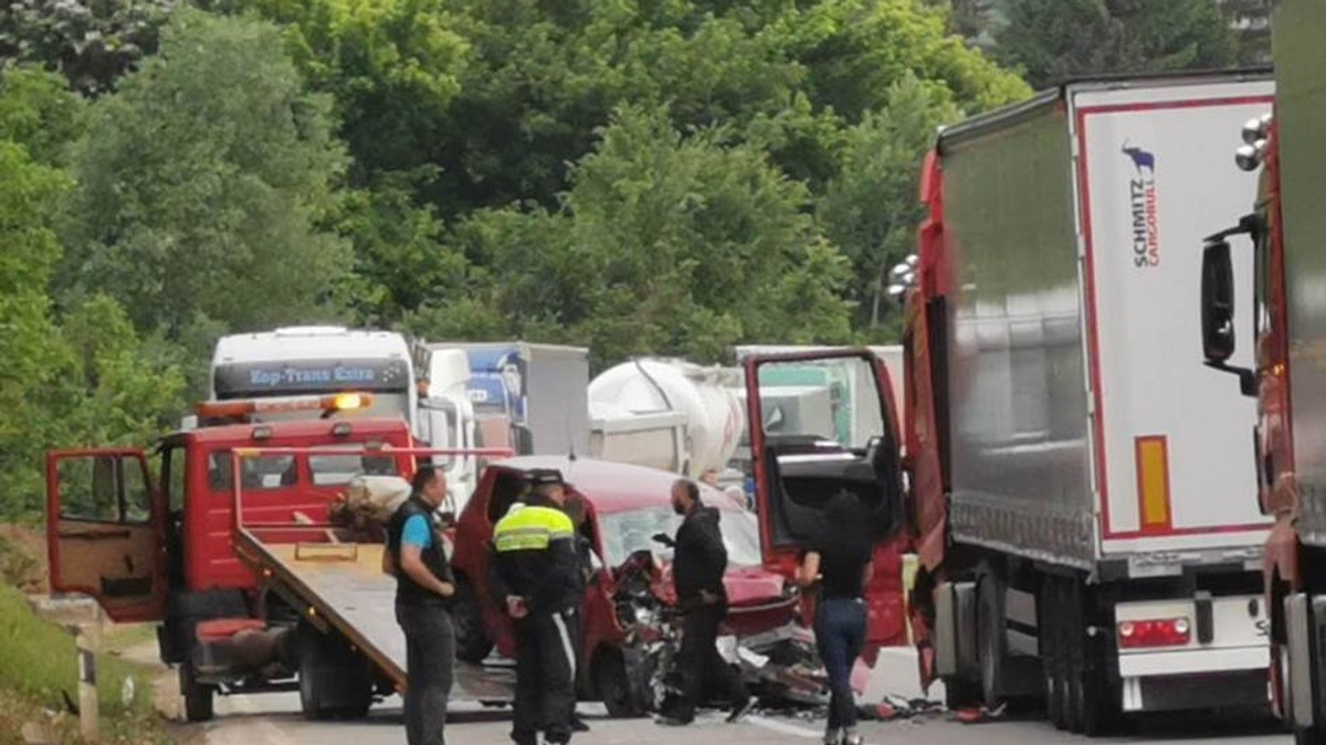 KARAMBOL KOD POŽEGE Šleper udario u automobil, pa na njih naleteo još jedan šleper: Dugačke ...