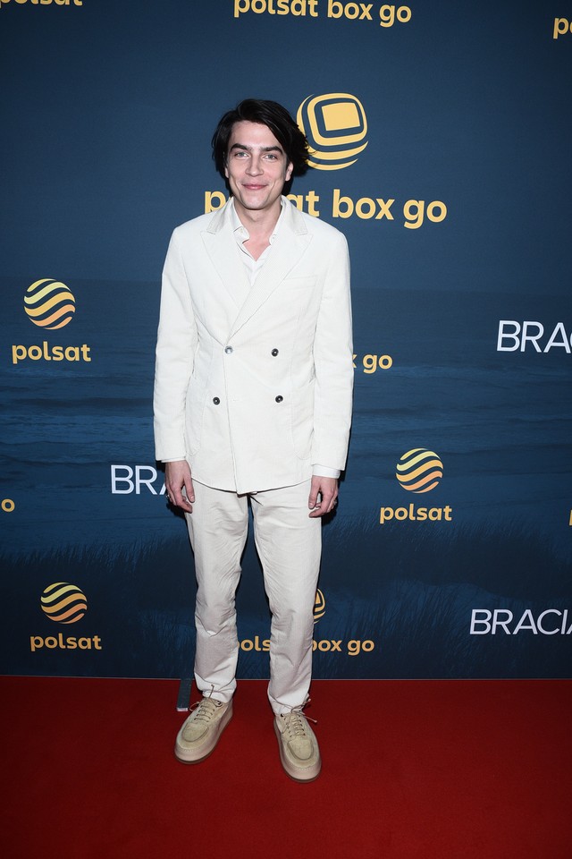 Nikodem Rozbicki cały na biało. Jan Frycz znowu pokazał ukochaną ...