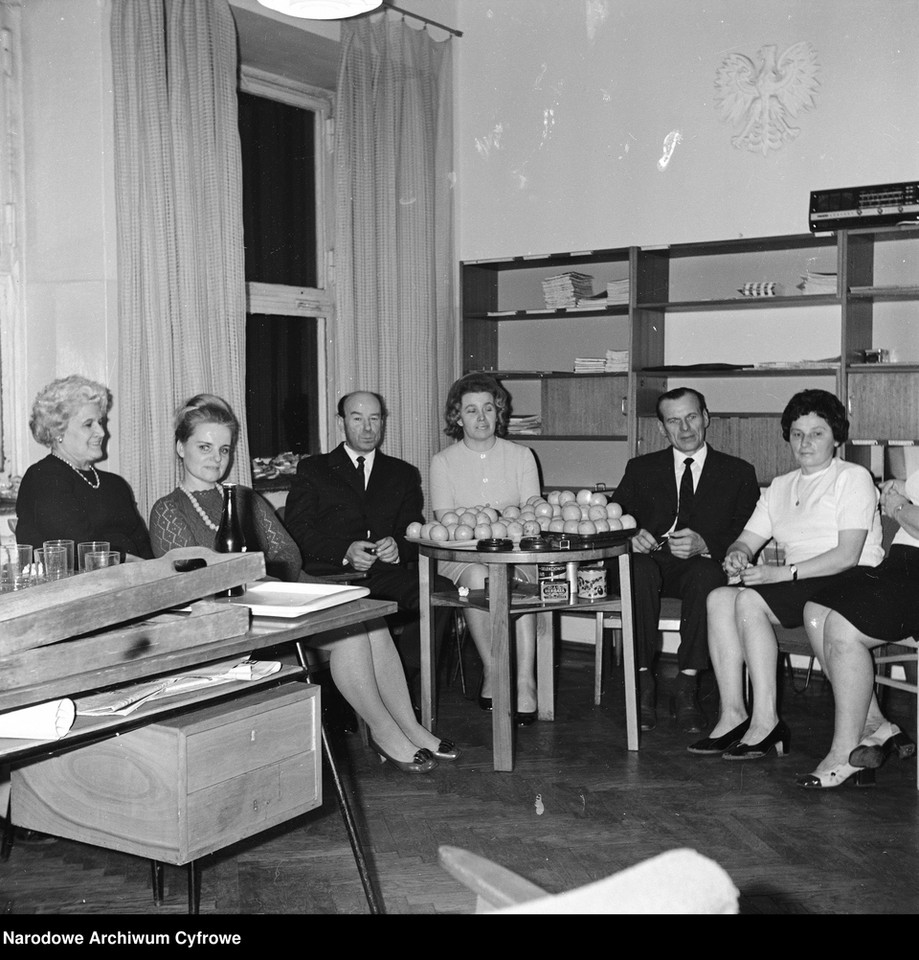 Studniówka w PRL-u. Białe bluzki, krótkie krawaty i bal na sali ...