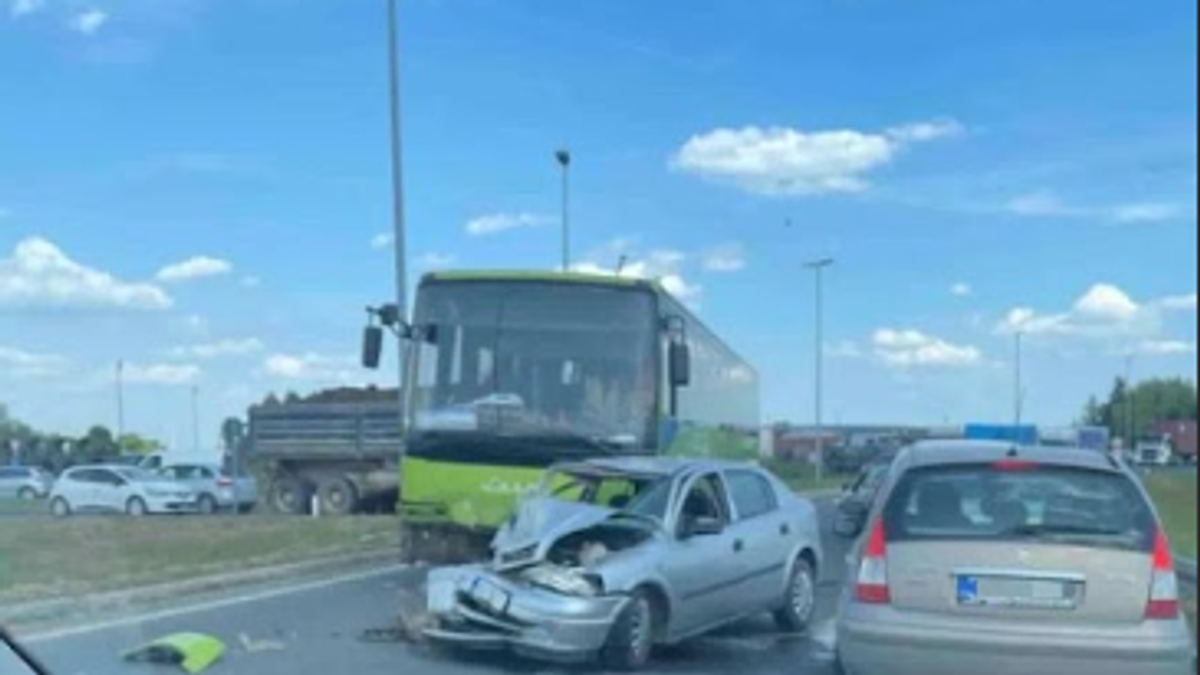 Saobraćajna nesreća na autoputu kod Šimanovaca: Sudarili se autobus i automobil - Blic