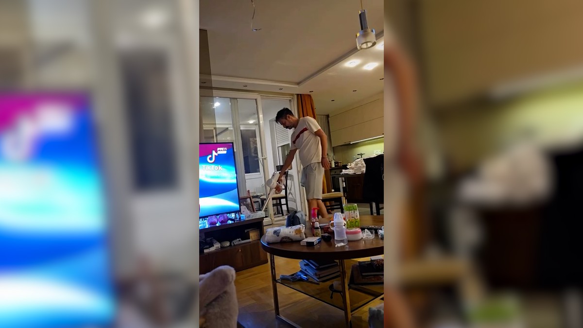 Milan Vasić usisava stan, žena ga snima: Pokazao kako joj pomaže nakon porođaja - Blic