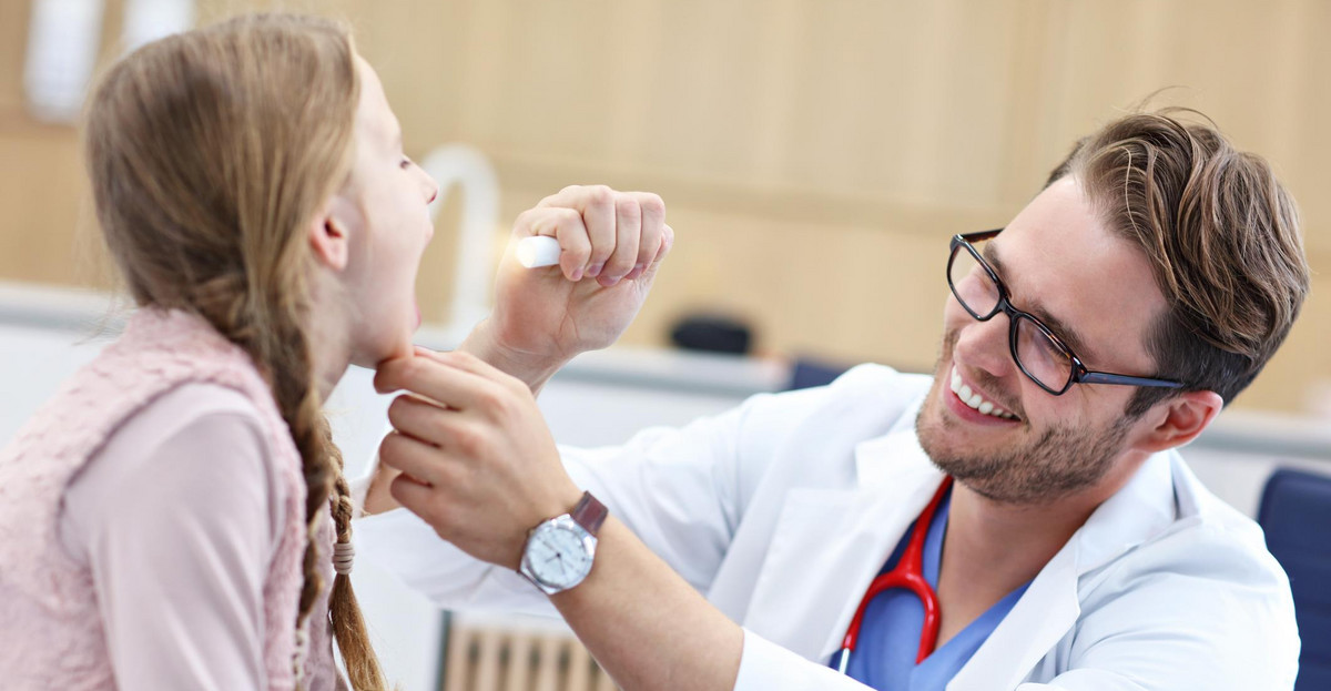 Angina - wirusowa i bakteryjna. Objawy, leczenie, powikłania