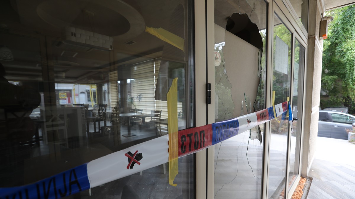 (Foto) ovo je lokal gde je jutros bačena bomba: Prve fotografije sa lica mesta: Popucala stakla ...