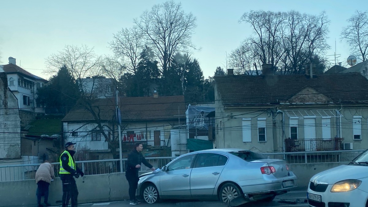 Sudar autobusa i automobila kod sajma u Beogradu - Blic
