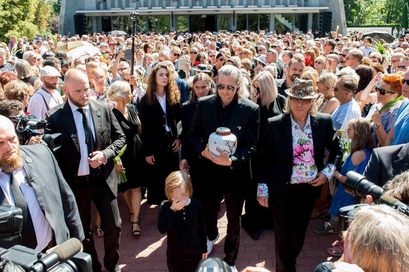 Poruszający moment na pogrzebie Kory. Jej wnuczek przysiadł pod urną