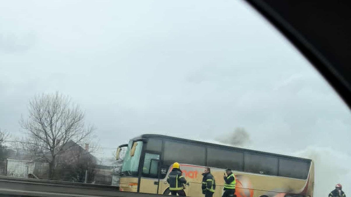 Gori autobus na auto-putu ka Nišu: Kulja dim iz njega, vatrogasci na ...