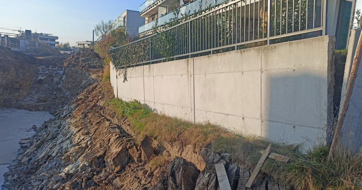 Chwile grozy w Opolu. Nagle osunęła się ziemia, na murze pojawiły się rysy