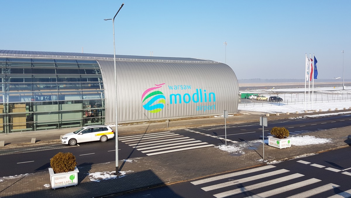 Automatyczna odprawa na lotnisku w Modlinie. Biometryczna bramka ... Automatyczna odprawa na lotnisku w Modlinie. Biometryczna bramka ...