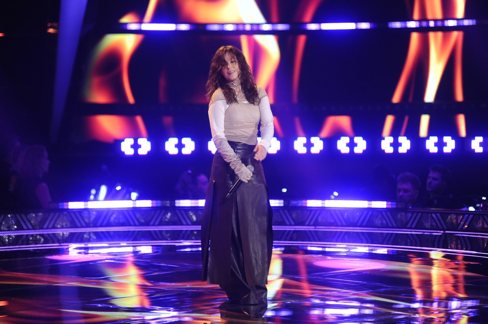 Viki Gabor w wielkich futrzanych butach na scenie "The Voice". Karwan w ...