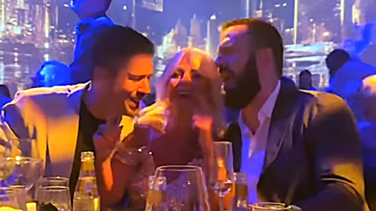 Slavica Rokvić zasenila u srebrnoj haljini, a sinovi Nikola i Marko se ...