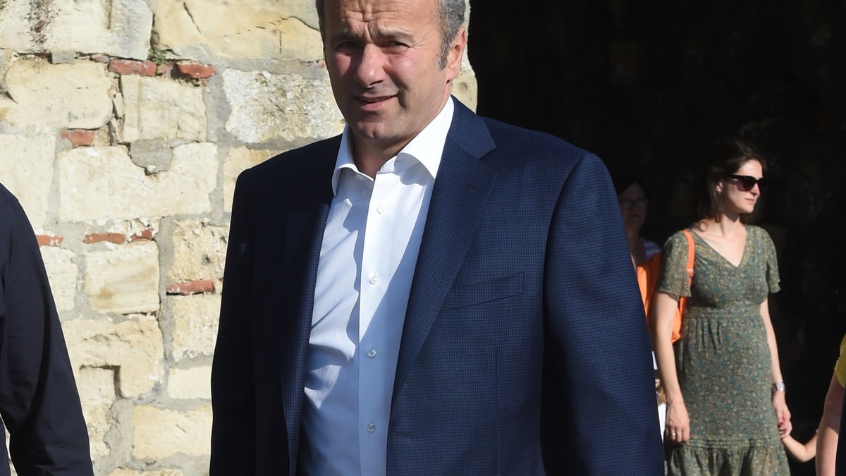 DEJO SAVIĆEVIĆ sutra proslavlja 52. rođendan, a ova CRNKA koja je od ...