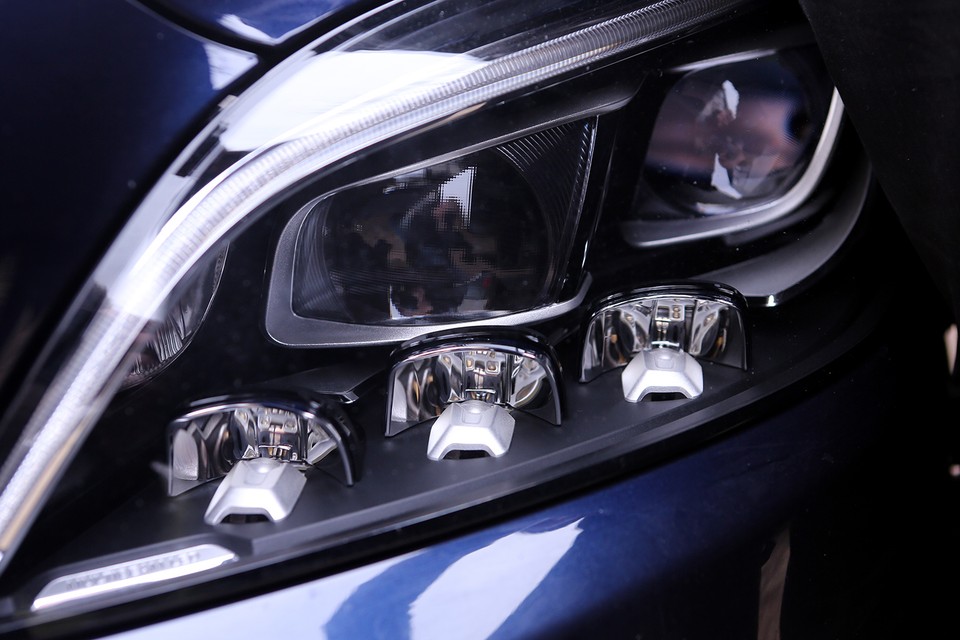 Multibeam LED – inteligentny system świateł drogowych w Mercedes CLS. Test