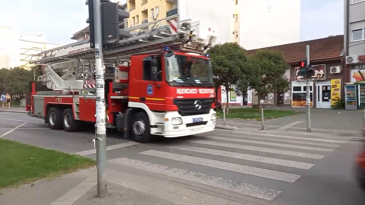 Požar na Zvezdari: Dim kulja iz podruma, više vatrogasnih vozila na ...