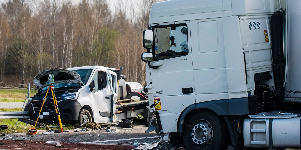 Tarnów. Masowy wypadek na A4. Jechali do pracy i wtedy uderzył w nich tir.