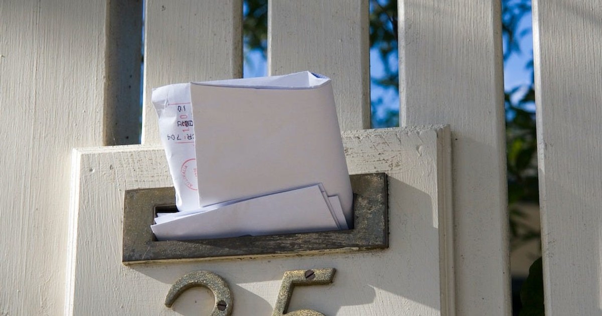 Americans are cutting up and throwing away their stimulus debit cards ...