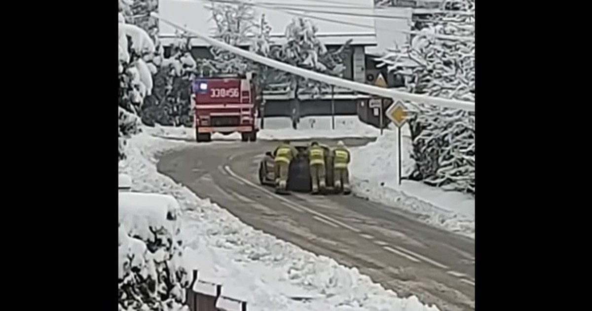 Drogi samochód skapitulował na zaśnieżonej drodze. Pomogli strażacy [WIDEO]
