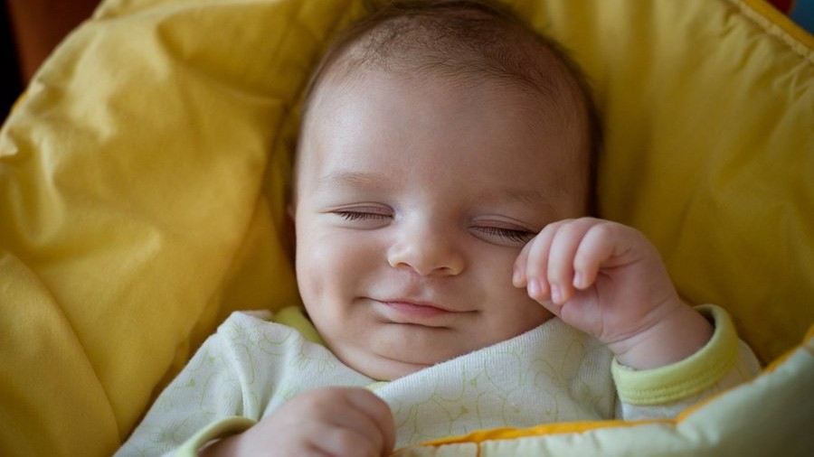 Prečo sa bábätká v spánku usmievajú? Je to naozajstný úsmev? Čo hovoria ...
