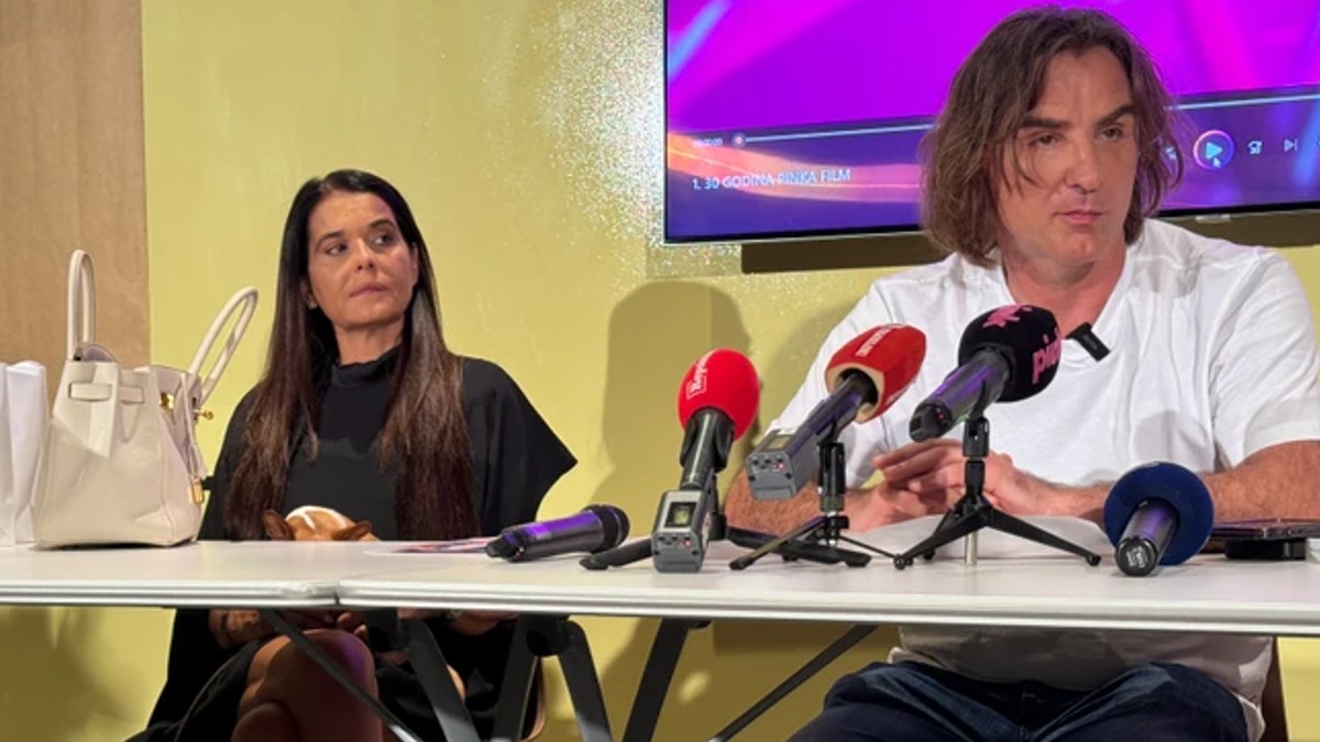 Milica Mitrović snima jelku na Pinku, a Dušica Jakovljević čisti prozore