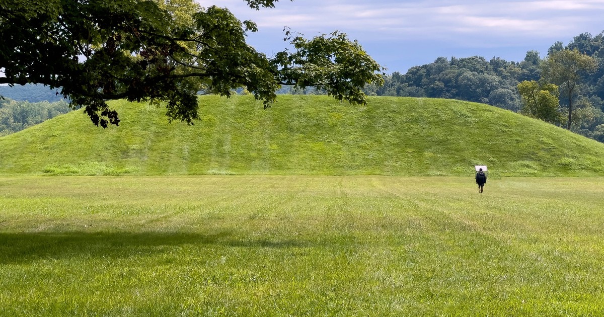 A group of giant mounds built by Native Americans thousands of years ...
