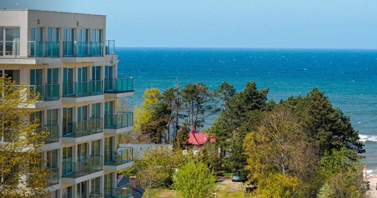 Ten hotel to wakacyjna petarda w Jarosławcu. Ma basen na dachu i pełne ...