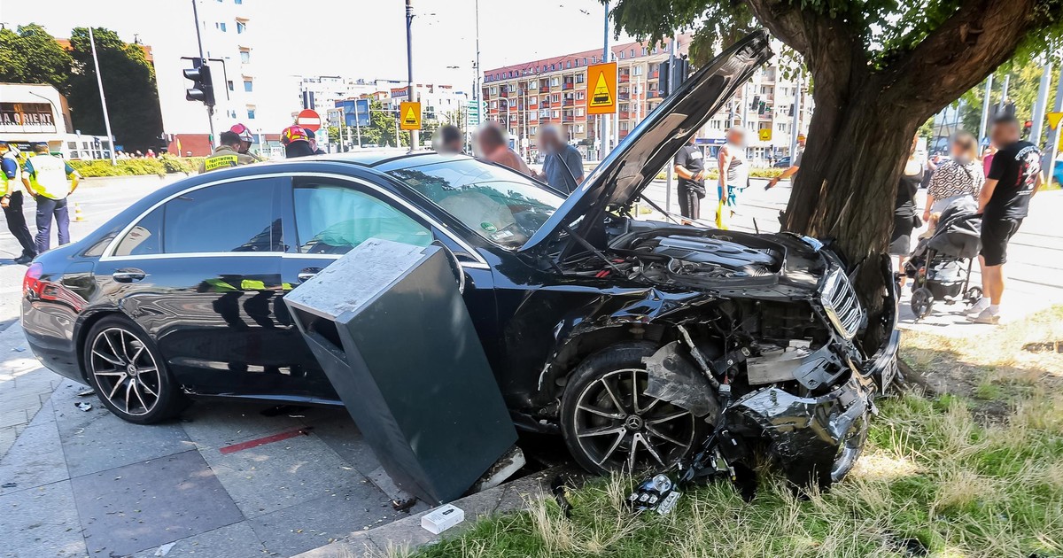 Wypadek w centrum Szczecina. Kierowca wjechał na czerwonym