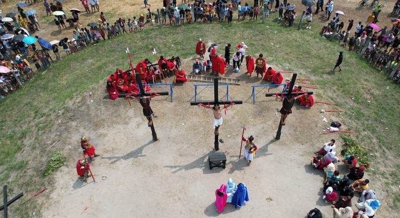 Graphic photos show Catholic faithfuls in the Philippines reenacting ...