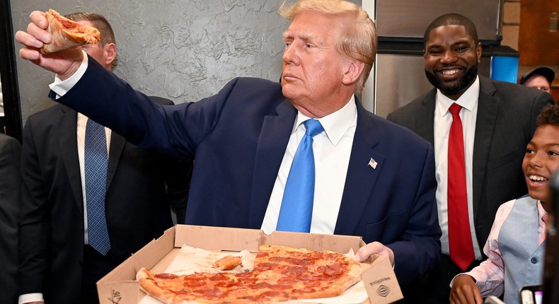 Trump offered pizza to supporters in a Florida restaurant, asking ...