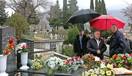 "NAJTEŽE JE BITI ČOVEK" Valentin Incko na grobu Srđana Aleksića - Blic