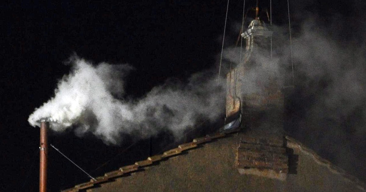 Biały dym nad Watykanem podczas konklawe. Jak powstaje, co oznacza ...