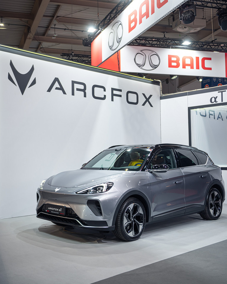 Arcfox już w Polsce. Nazwa na to nie wskazuje, ale to chińska marka. W Poznaniu pokazała aż 3 auta