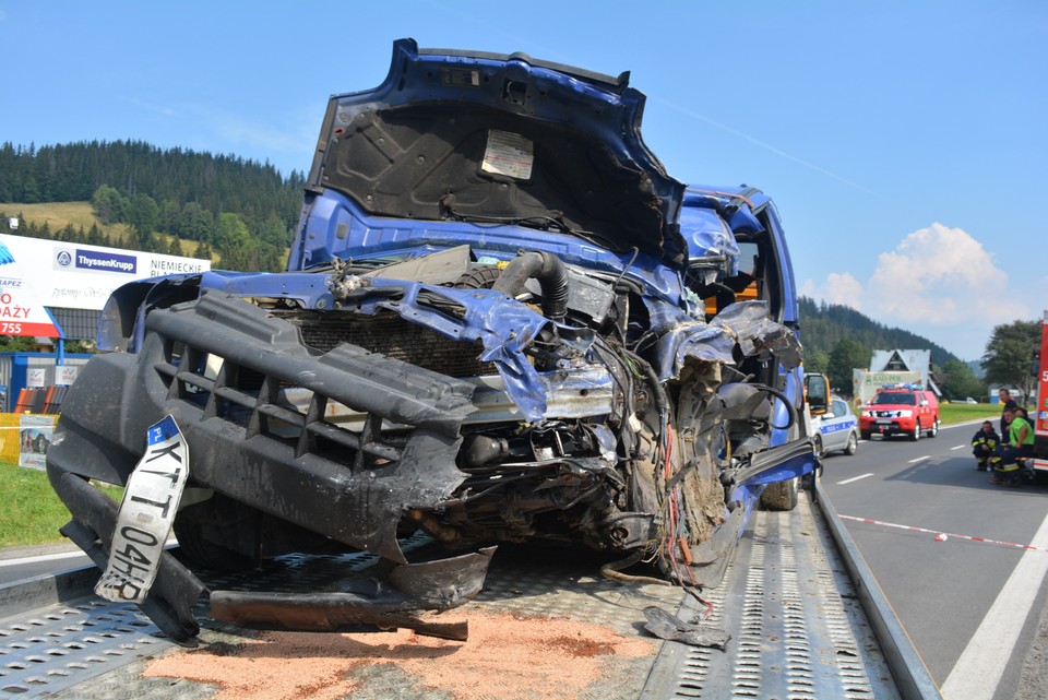 Wypadek na zakopiance. Autokar z dziećmi zderzył się z autem osobowym ... Wypadek na zakopiance. Autokar z dziećmi zderzył się z autem osobowym ...